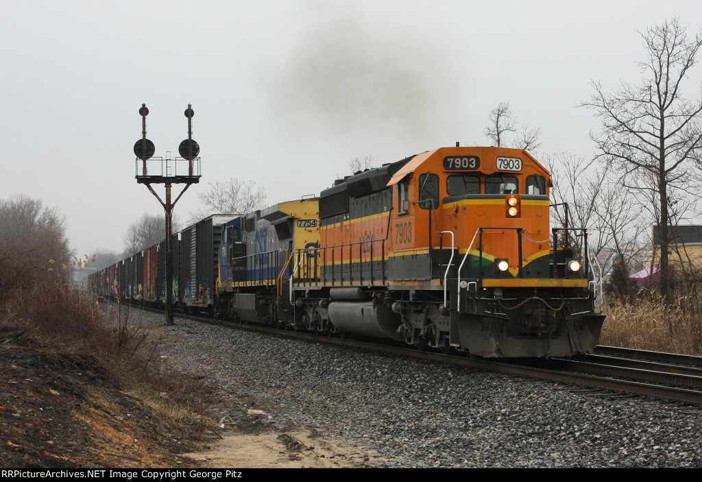 HLCX 7903 and train D732